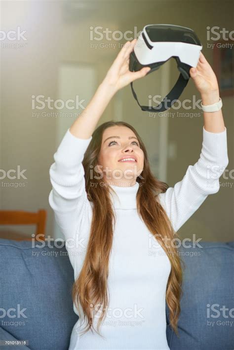 가정에서 일 하는 동안 가상 현실 헤드셋을 사용 하 여 젊은 아름 다운 여자 3차원 형태에 대한 스톡 사진 및 기타 이미지 3차원 형태 가상현실 가상현실 시뮬레이터