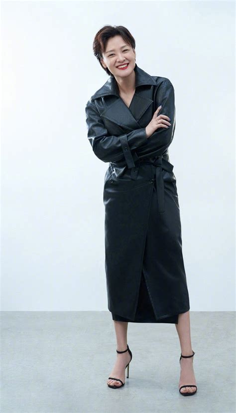 短发女主持李小萌为《时尚芭莎》拍摄写真秀高跟脚（2 3） 图片 名腿网