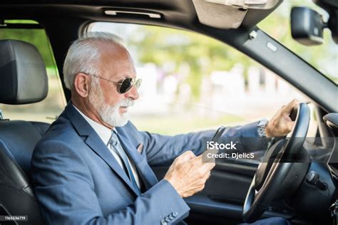 그의 차를 운전하고 내가 트래픽하는 동안 내비게이션을 확인하는 선임 사업가 문자 메시지에 대한 스톡 사진 및 기타 이미지 문자 메시지 운전하기 아름다운 사람들