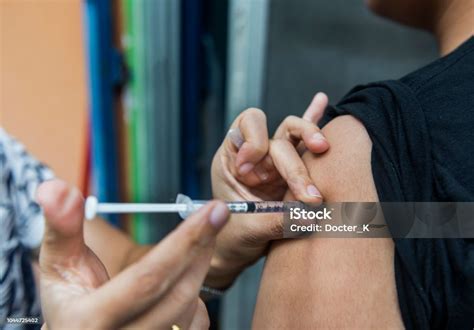 의사가 환자의 백신 독감 또는 독감 주사 또는 복용 혈액 검사 바늘을 주는 주사로 간호사 또는 주사 통 약 인슐린 또는 예방
