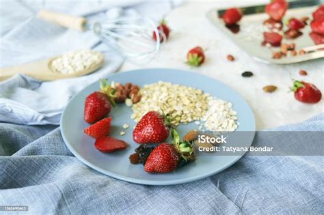 테이블에 건강 한 아침 식사 재료 딸기 오트밀과 가벼운 배경에 견과류 0명에 대한 스톡 사진 및 기타 이미지 0명 건강한