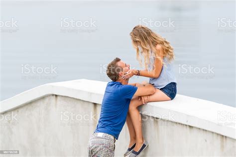 행복 한 젊은 도시 공원에서 하루에 여름에 야외에서 시간을 보내는 커플 2명에 대한 스톡 사진 및 기타 이미지 2명 가족 강 Istock