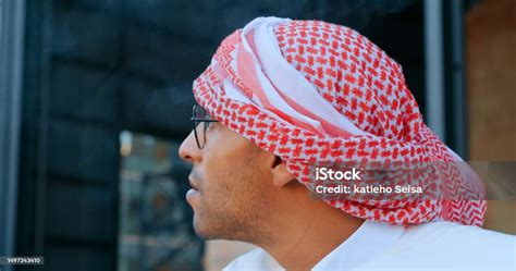 두바이에서 일 여행 기회를 얻기 위해 도시에서 아랍 남자를 생각합니다 마을에서 이슬람 사람의 길을 잃은 아이디어와 얼굴 결정 방향 또는 휴가에 대한 탐험 카피에에 대한 스톡