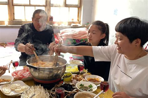 大姑姐回家吃剩的羊腿，院子里拔几样小菜涮火锅，热热乎乎吃美了凤凰网视频凤凰网