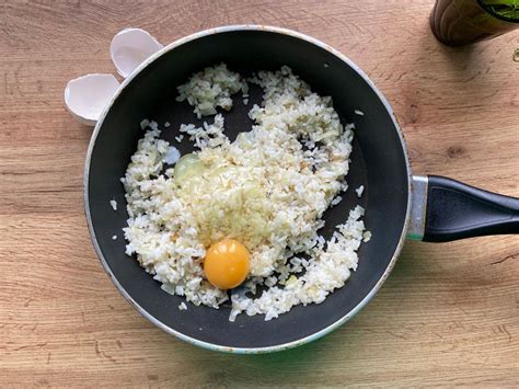 Проста рисова каша з яйцем покроково