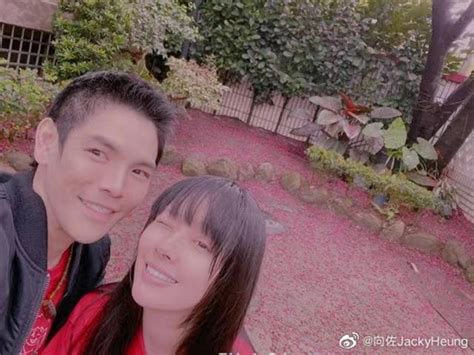 向佐情人节晒一家三口合影 郭碧婷素颜出镜披长发温婉新浪图片