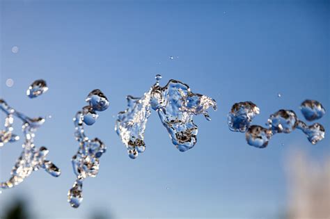 자연의 파란색 고립 된 배경에 밝아진 및 체인 거품으로 공기에 얼어 붙은 물방울 건강과 자연을 상징 하는 맑고 투명 한 액체 0명에 대한 스톡 사진 및 기타 이미지 Istock