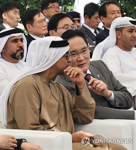 만수르 부총리와 대화하는 이재용 삼성전자 회장 연합뉴스