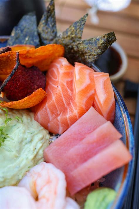 건강한 식생활 고명 그릇을 찌르다 노리 다채로운 맛 맛있는 미니멀리스트 프레젠테이션 미식가 바삭한 토핑 밥 그릇 사시미 새우 생생한 색상 생선