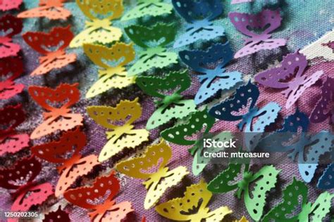 게이 테마 수제 공예 예술 작품의 클로즈업의 이미지 카드와 종이 나비잘라 무지개 나비 펀치를 사용하여 엠보싱 및 뻗은 캔버스에 그려진 추상적인 수채화 그림에 붙어 원래 공예