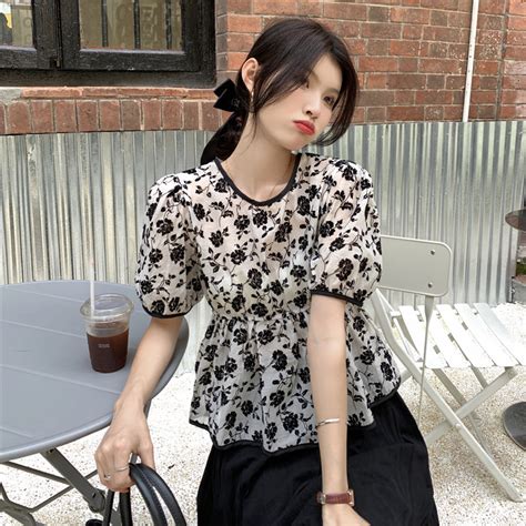 블롱뮤 Ss신상 단정한 봄 여름 블랙 쉬폰 허리 셔링 플라워 패턴 라운드 넥 반팔 블라우스 꽃무늬 시스루 백 리본 코르셋 퍼프 소매 크롭 티셔츠 나들이 데이트 여친 룩