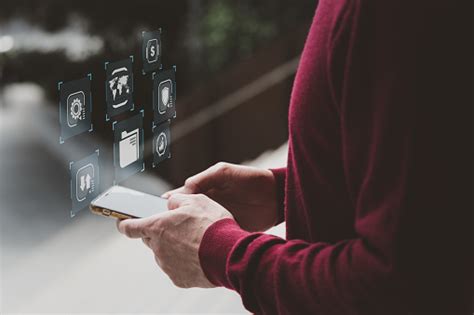 컴퓨터의 비즈니스 맨 분석 및 데이터 관리 시스템은 데이터베이스에 연결된 Kpi 및 메트릭으로 보고서를 만듭니다 재무 운영 영업 마케팅을 위한 기업 전략 Smart City