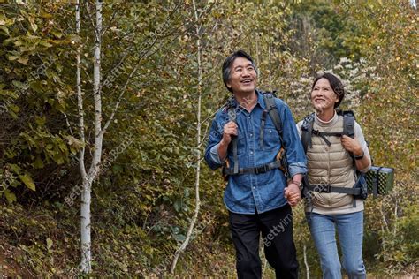 중년커플 커플 부부 인간관계 가족 중년 성인 하이킹 아웃도어 건강관리 백패커 여행하기 함께함 컨셉 이미지 Jv12625463 게티이미지뱅크