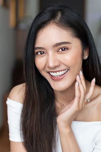 흰색 배경에 젊은 아시아 십대 소녀 집에서 카메라에 포즈를 취하는 흰색 티셔츠를 입은 캐주얼 한 아시아 여성 실내에서 미소 짓는 캐주얼 한 아시아 여성의 초상화 25 29