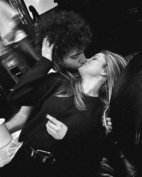 Узнав о беременности Хейли Бибер Селена Гомес доказывает что счастлива с Бенни Бланко