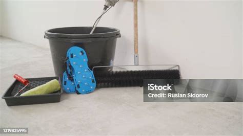 자체 레벨링 바닥을 놓기 위한 도구 세트입니다 콘크리트 배경 0명에 대한 스톡 사진 및 기타 이미지 0명 3차원 형태 건강관리와 의술 Istock