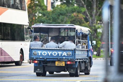 ஊழியர்களை லாரிகளில் ஏற்றிச் செல்வதற்கு அரசு தடைவிதிக்க மீண்டும் வலியுறுத்து சிங்க‌ப்பூர்