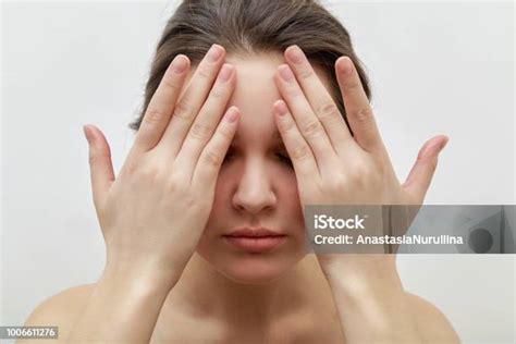 그녀의 눈 그녀의 손바닥 얼굴 마사지 부드럽게 부드러운 압력을 적용 하는 그녀의 피부를 만지고 자신을 만들기와 함께 젊은 여성 모델의 초상화 매일 아름다움 일상적인