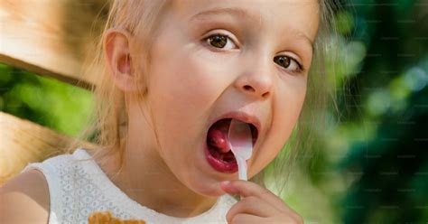 세 살짜리 재미있는 소녀는 웃으며 원뿔에 딸기 아이스크림을 먹는다 공원에서 어린이 여름 휴가 사진 Unsplash의 딸기 아이스크림 이미지