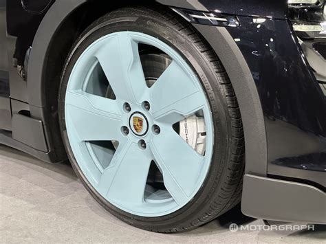 포토 구름에서 영감 받았어요 블랙핑크 제니를 위한 포르쉐 타이칸 모터그래프