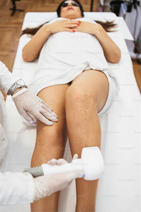 다리와 몸 피부 제모 치료를 받는 젊은 아름다운 여성 현대 바디 케어 및 화장품 개념입니다 사진 Unsplash의 풀이 이미지