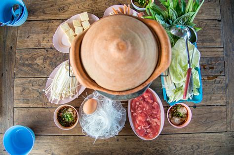 점토 냄비입니다 태국 전통 매운 샤 브 샤 브 삶은 매운 수프에 고기를 찍어 0명에 대한 스톡 사진 및 기타 이미지 0명 고기 끓는 물에 삶기 Istock