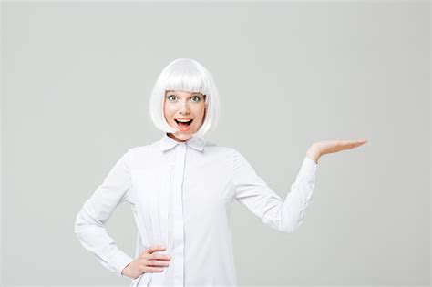 궁금해 사랑스러운 여자 와 입 오픈 개최 카피 스페이스 에 손바닥 갈색 머리에 대한 스톡 사진 및 기타 이미지 갈색 머리 감정 길이 Istock