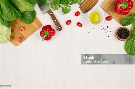 건강 한 먹는 개념신선한 그린 샐러드 체리 토마토 파프리카 시금치 화이트 나무 보드 평면도에 올리브 오일 개념에 대한 스톡 사진 및 기타 이미지 Istock