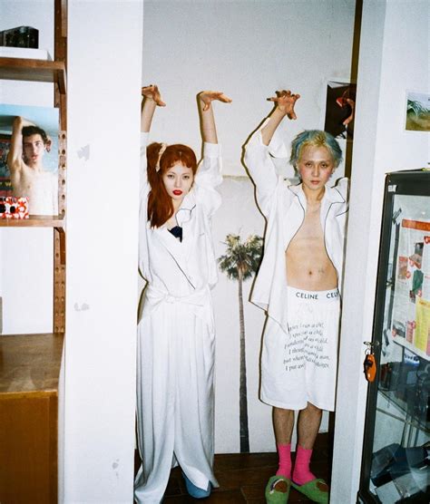 현아 ♥던 볼에 입술도장…패셔너블한 이 커플 나무뉴스