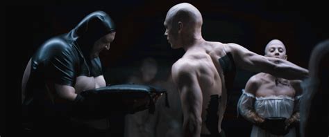 光头男，《沙丘2》最带劲的反派！逼哥哥亲他脚，却为美女跪下了百科ta说