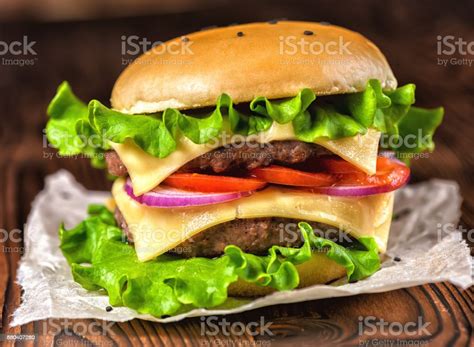 야채 향신료와 어두운 나무 배경에 쇠고기 고기 수 제 햄버거 고기에 대한 스톡 사진 및 기타 이미지 고기 구이 러시아 Istock