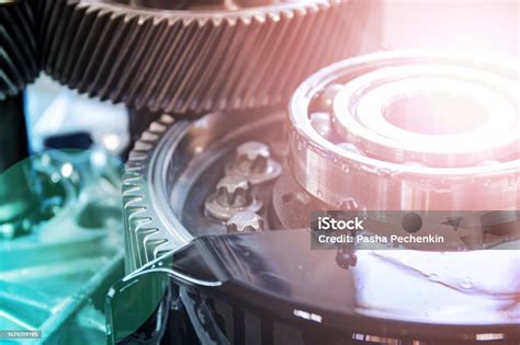 전기 자동차 변속기의 상세 사진 메인 기어와 볼 베어링이 강조 표시됩니다 선택적 초점 플레어 효과 격 조 0명에 대한 스톡 사진 및 기타 이미지 Istock