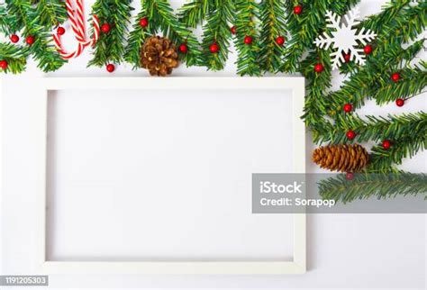 새해 복 주 크리스마스 날 탑 뷰 플랫 레이 조성물 장식 및 사진 프레임 0명에 대한 스톡 사진 및 기타 이미지 0명 가문비나무 개념 Istock