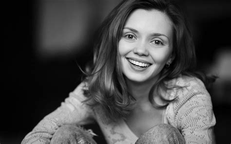 Девушка с улыбкой на лице на монохромном фото · бесплатная фотография от Axebourne картинки и