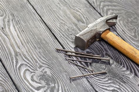 오래된 망치와 다른 크기의 여러 손톱 소나무 기모 보드에 검은 색으로 칠했다 세계 노동절 가정 생활에 대한 스톡 사진 및 기타 이미지 Istock