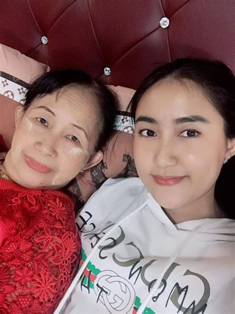 ချစ်မေကြီးရဲ့လက်နှစ်ဖက်လုံးမှာ ရွှေတွေဝင်းဝါနေအောင်ဆင်ပေးထားပြီး အမေများနေ့မှာ ကျေးဇူးဆပ်လိုက