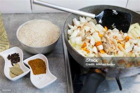 필라프 재료 당근 양파 전구 쌀 얇게 썬 고기 소금 바베리 사프란 커민 가루 기름 단계별 조리 과정 0명에 대한 스톡 사진 및 기타 이미지 Istock