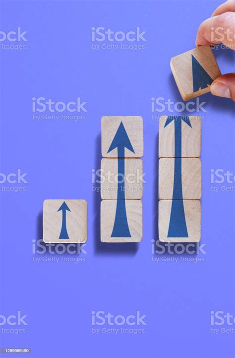 비즈니스 컨셉 성장 성공 프로세스 화살표가 올라와 계단 계단으로 쌓는 나무 블록 마케팅에 대한 스톡 사진 및 기타 이미지 마케팅 전략 개념 Istock