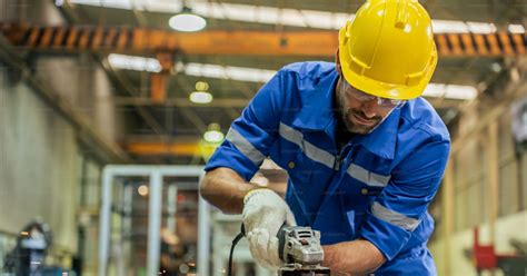 백인 잘 생긴 남성 산업 노동자는 제조 공장에서 일합니다 매력적인 청년 산업 공장 엔지니어는 안전모와 보호 안경을 착용한 다음