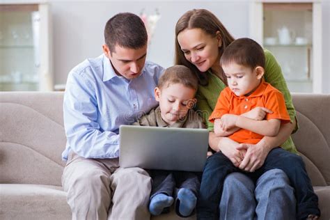 Internet Que Practica Surf De La Familia Joven Y Mirada De Las Fotos Foto De Archivo Imagen De