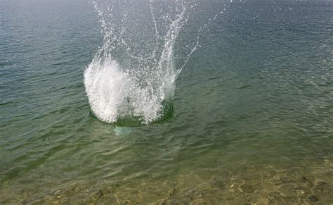 바다에 던져진 돌로 인한 스플래시 잔물결 원 신선한 밝은 물 방울 돌진 스플래시 바다 추상적 인 질감 패턴 배경에 잔물결 0명에 대한 스톡 사진 및 기타 이미지 Istock