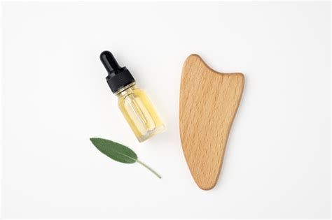 얼굴 관리를 위해 설정합니다 얼굴 미용 요법을위한 Gua Sha 천연 나무 마사지 도구 파이펫이있는 병에 오일 괄사에 대한 스톡 사진 및 기타 이미지 Istock