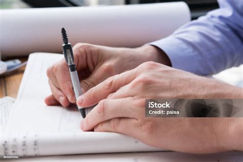 손을 잡고 건설 계획에 사무실에서 일 하는 드로잉 나침반 건축가 엔지니어는 직장에서 분배기 청사진을 검사 합니다 남자 스케치 부동산 프로젝트 건축에 대한 스톡 사진 및 기타