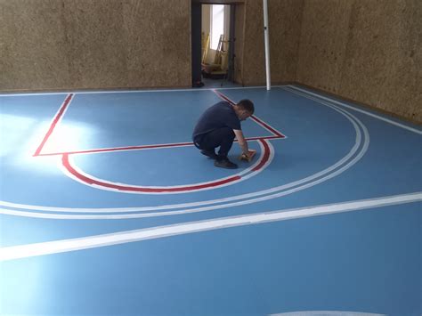 Разметка спортивного линолеума в спортзале школы Разметка дорог установка дорожных знаков в