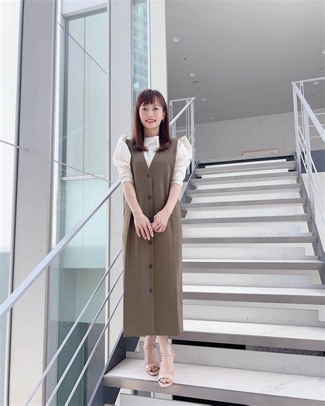 島本真衣さんのインスタグラム写真 島本真衣instagram「『大下容子ワイドスクランブル』で着用した衣装です🤍 ブラウスの袖が