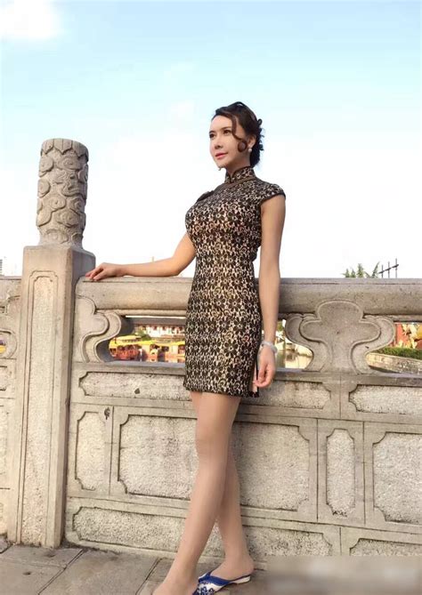 “潘金莲”龚玥菲穿吊带裙捞金手机凤凰网