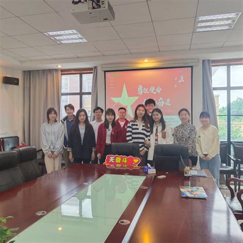 推动发展上政第33学生党支部与华东政法大学政治学研究生党支部举办经验交流座谈会