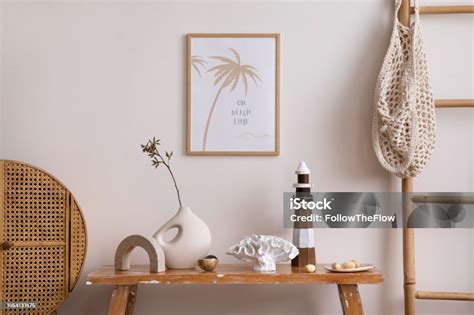 나무 벤치 가구 모형 포스터 프레임 대나무 사다리 꽃병에 담긴 꽃 장식 및 개인 액세서리가 있는 화창하고 아늑한 거실 인테리어