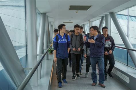 材料学院本科班班主任曾小勤教授组织大一学生参观上海光源[图] 上海交通大学材料科学与工程学院