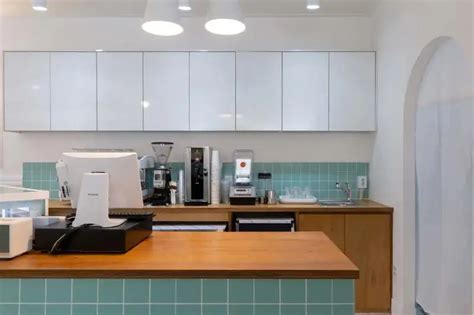 화이트and우드에 민트컬러로 포인트를 준 12평 카페 인테리어